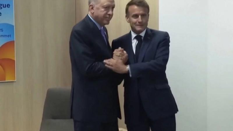 Ердоган унижи Макрон той изтърпя Срамен момент на срещата на върха на НАТО заснет на снимка